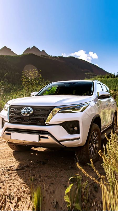 Fortuner White Wallpaper